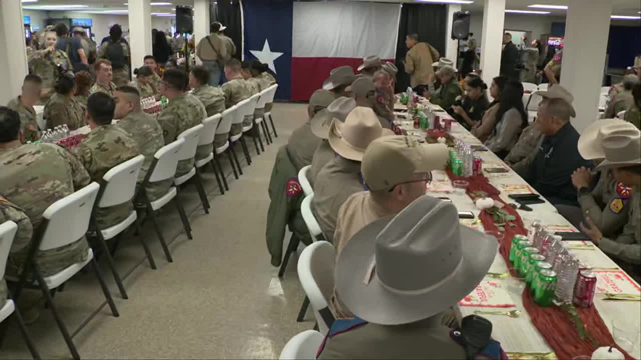 Texas Gov. Greg Abbott, incoming Border Czar Tom Homan serve Thanksgiving at border | FOX 4 ...