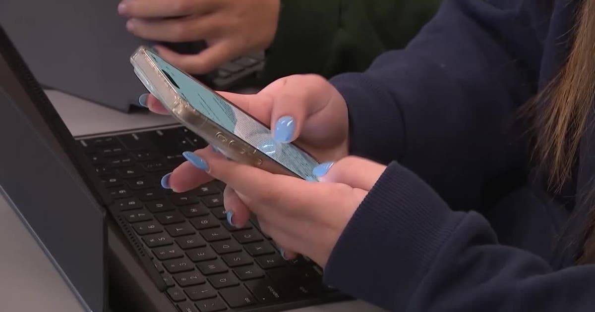 New Texas law requires schools to ban student cellphones | FOX 4 Dallas ...