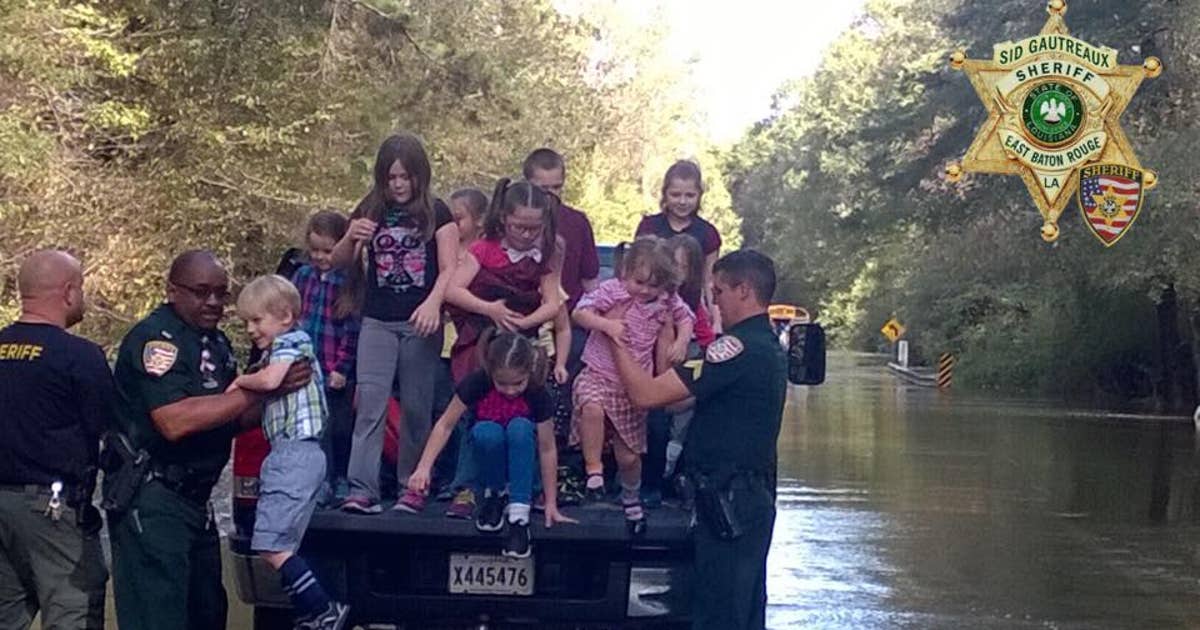 20 Students Rescued from Stranded School Bus on Flooded Bridge | FOX 5 ...
