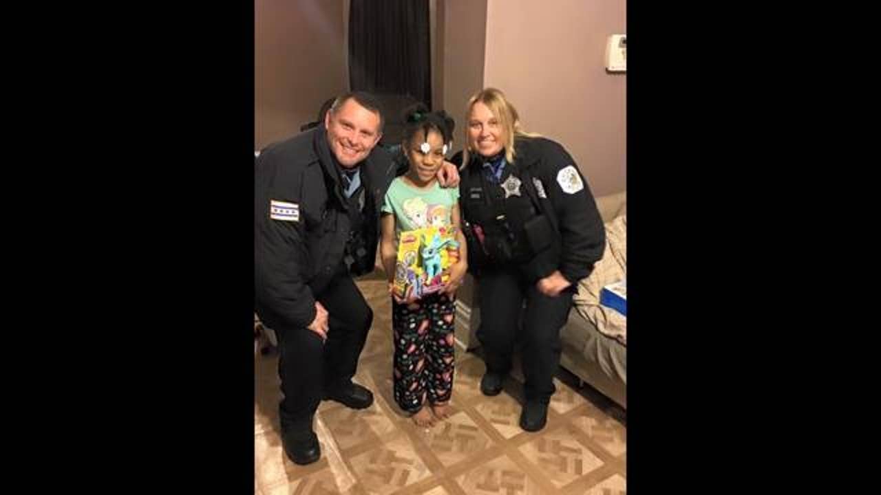 Chicago Police officers spread holiday cheer on the job