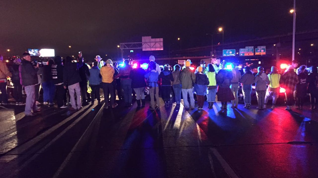 34 adults, 8 juveniles arrested as Jamar Clark protest shuts down I-94 ...