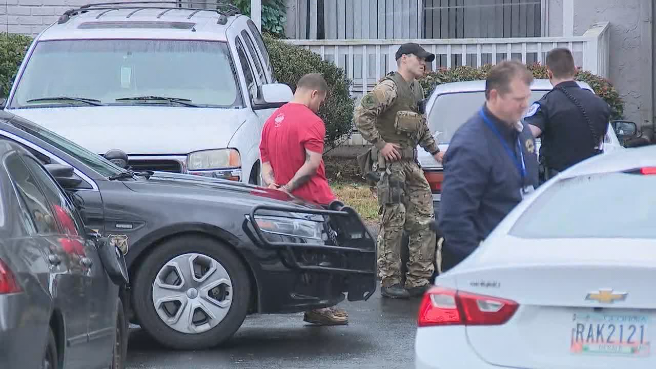 Man Surrenders After Swat Standoff At Cobb County Apartments Fox 5