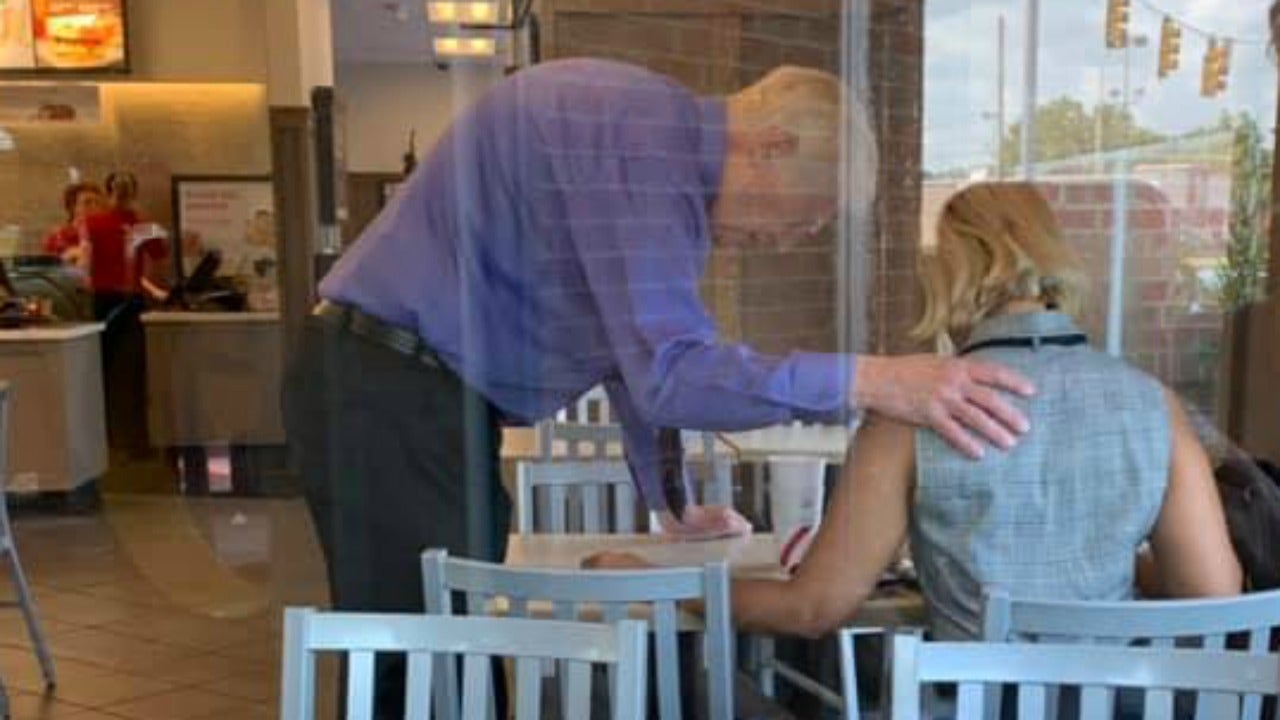 Photographer catches Chick-fil-A worker praying over customer | FOX 5 ... Photographer catches Chick-fil-A worker praying over customer | FOX 5 ...