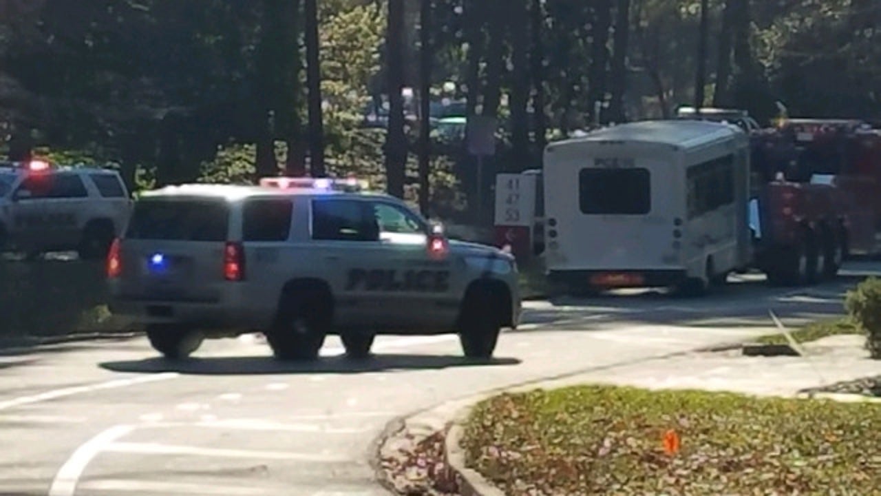 Shuttle bus accident leaves passengers injured | FOX 5 Atlanta