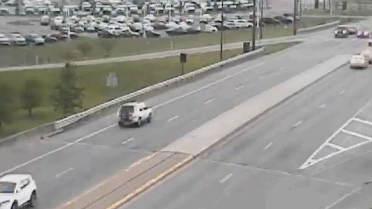 WATCH: Ohio car drives in reverse on highway | FOX 5 Atlanta