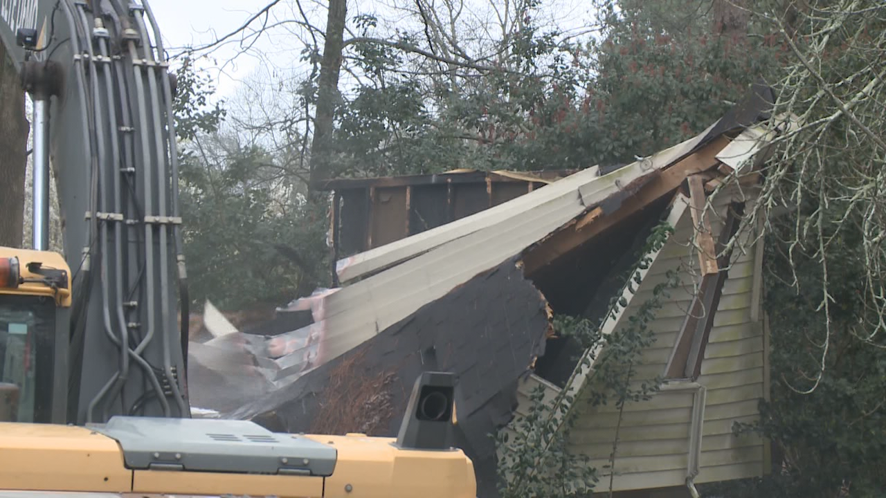 Abandoned house demolition in DeKalb County | FOX 5 Atlanta