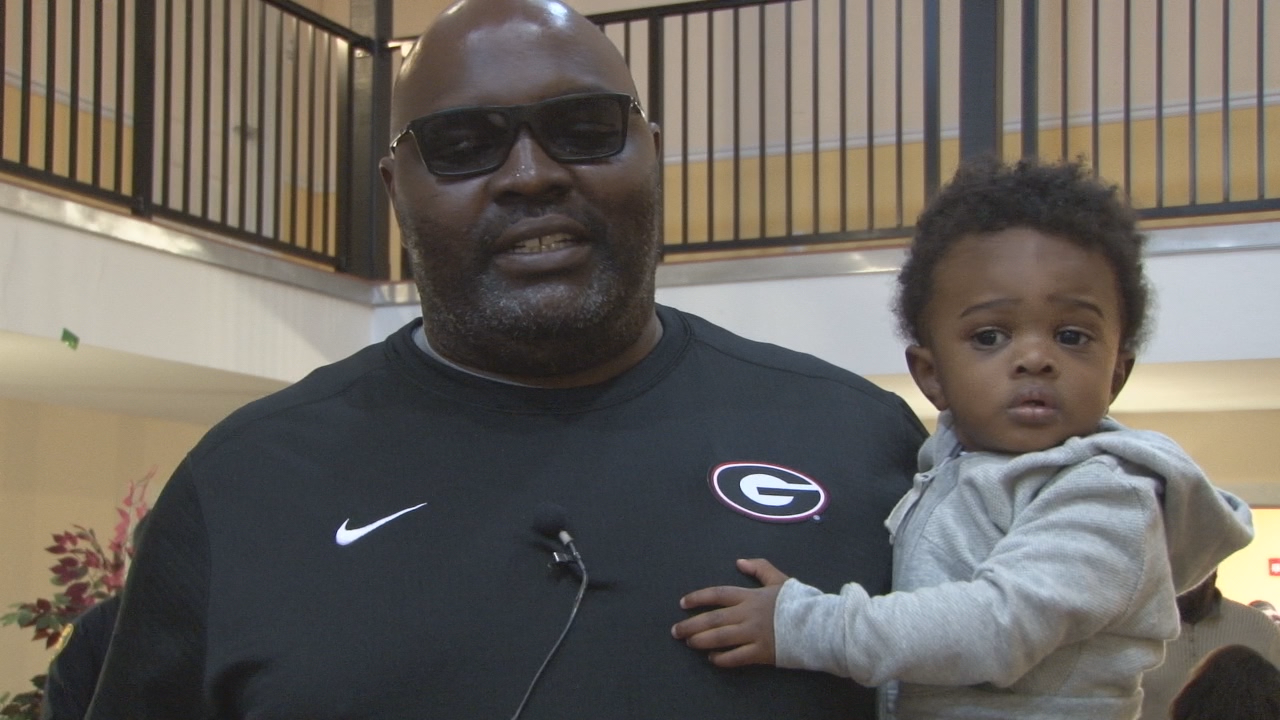 Jonas Jennings provides Thanksgiving to College Park seniors | FOX 5 ...