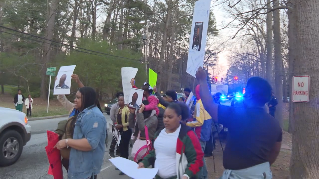 Mayor's town hall interrupted by protesters | FOX 5 Atlanta