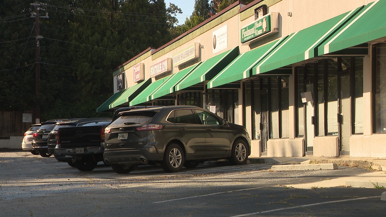 Thieves smash windows of several stores in Atlanta strip mall | FOX 5 ...