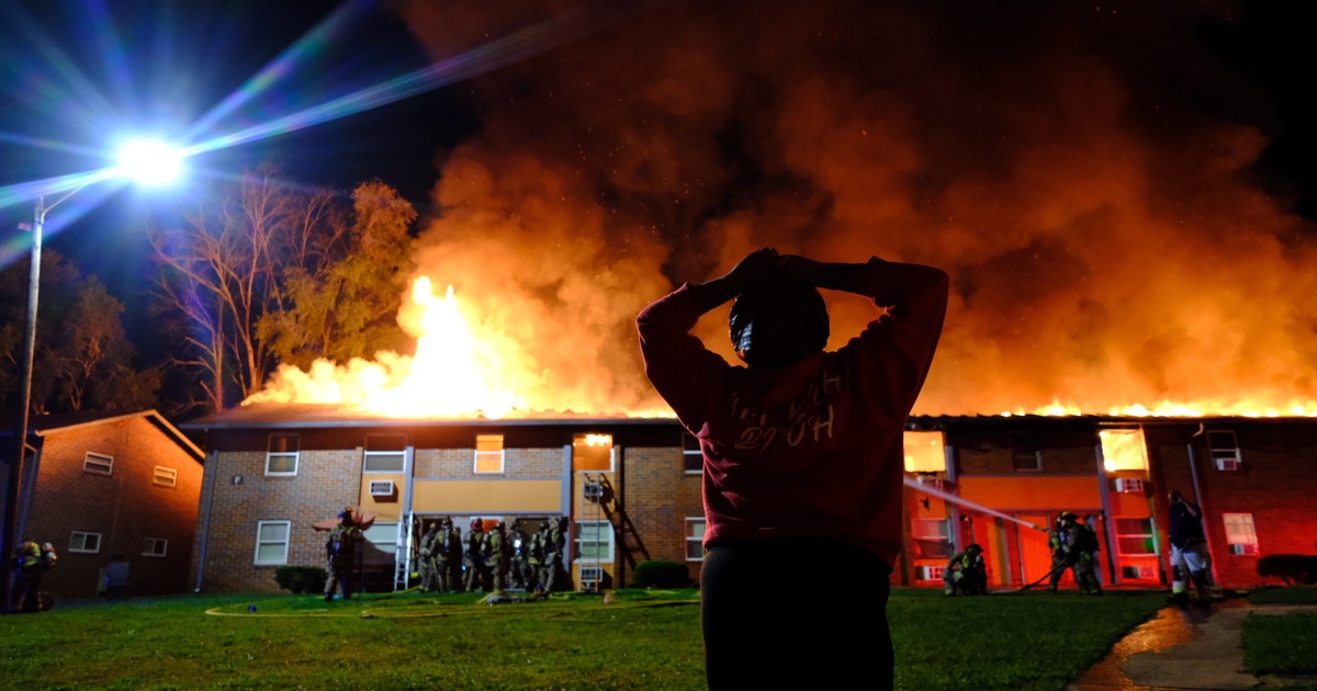 Massive apartment fire displaces dozens in SW Atlanta | FOX 5 Atlanta