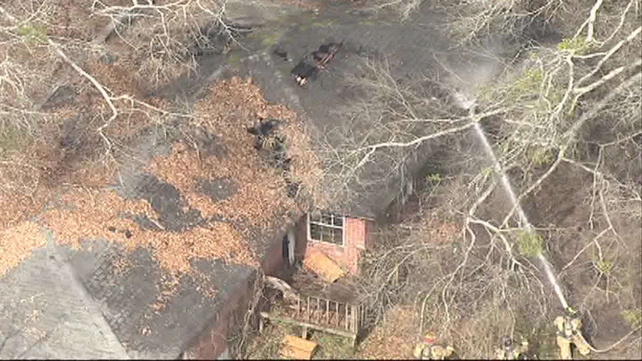 Firefighters rush to put out flames in NW Atlanta neighborhood | FOX 5 ...