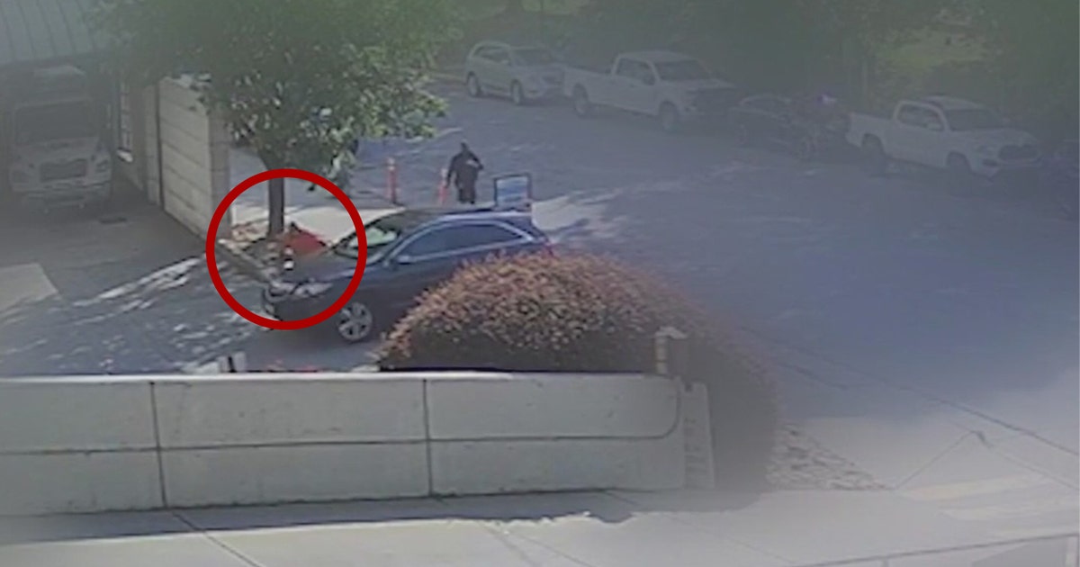 Video shows murder suspect with injured leg trying to hobble away from ...