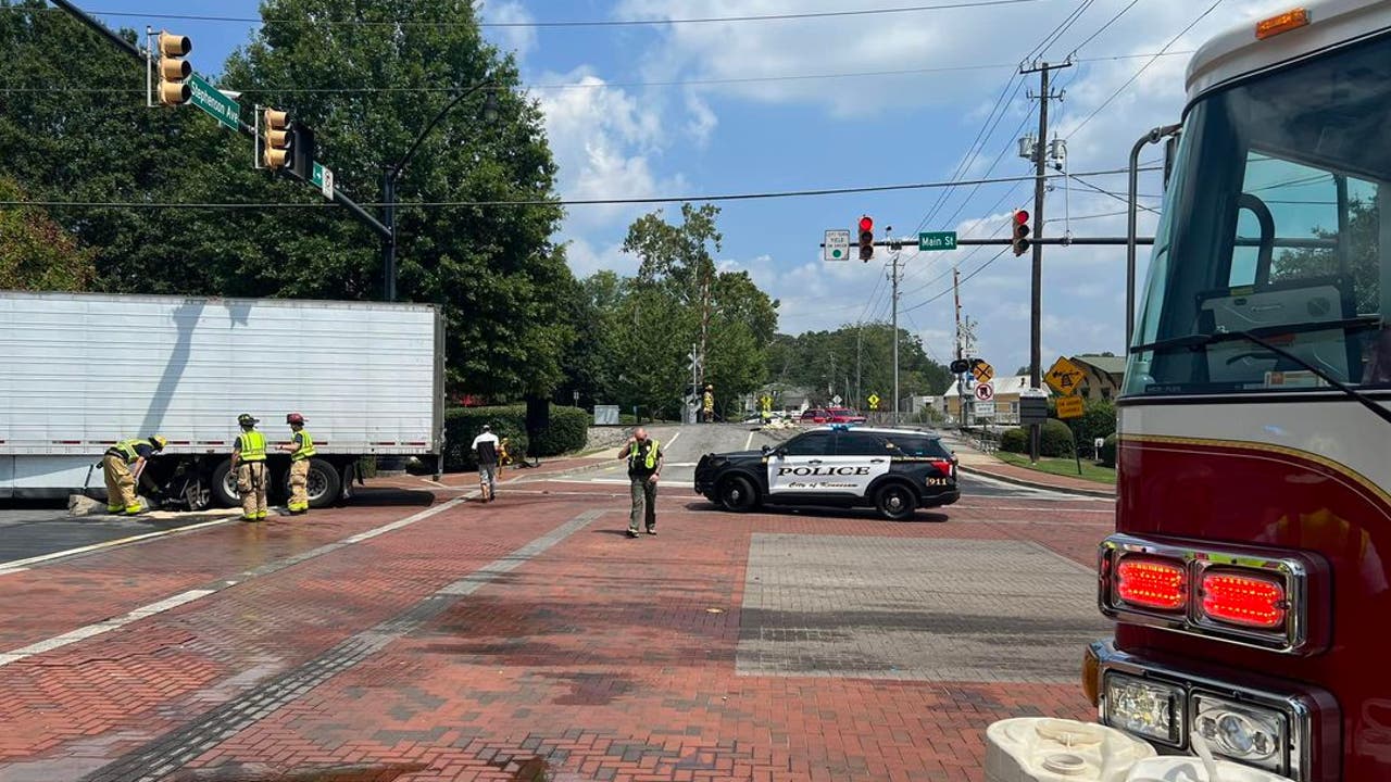 Fuel leak closes Main Street in downtown Kennesaw | FOX 5 Atlanta