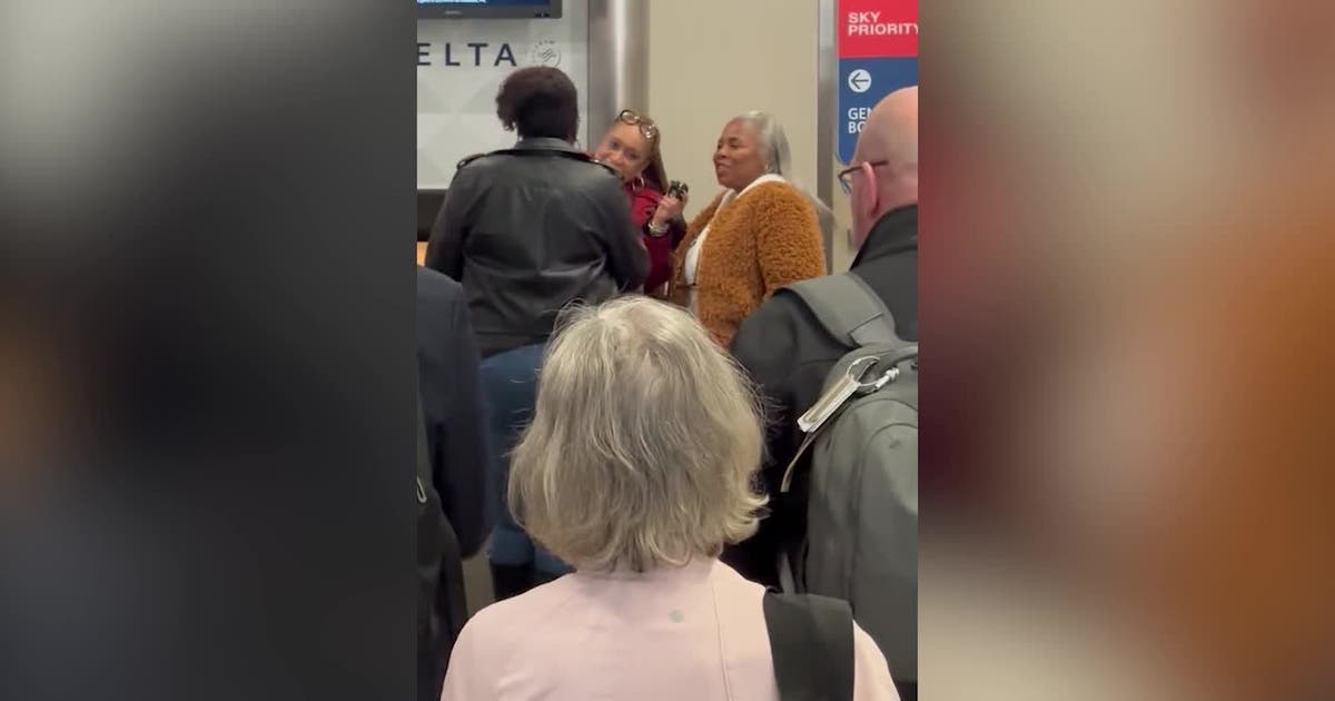 Watch: Delta gate agent, passengers sing Christmas carols at Atlanta ...