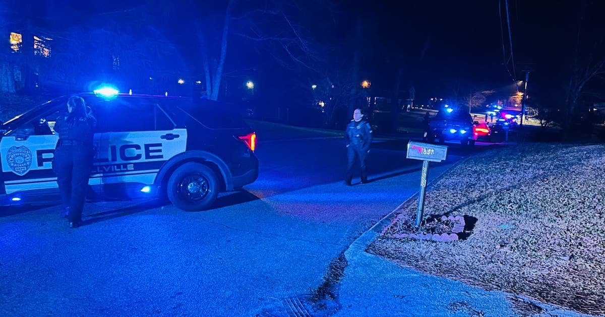 Man dies from gunshot, crashes car into Snellville home | FOX 5 Atlanta