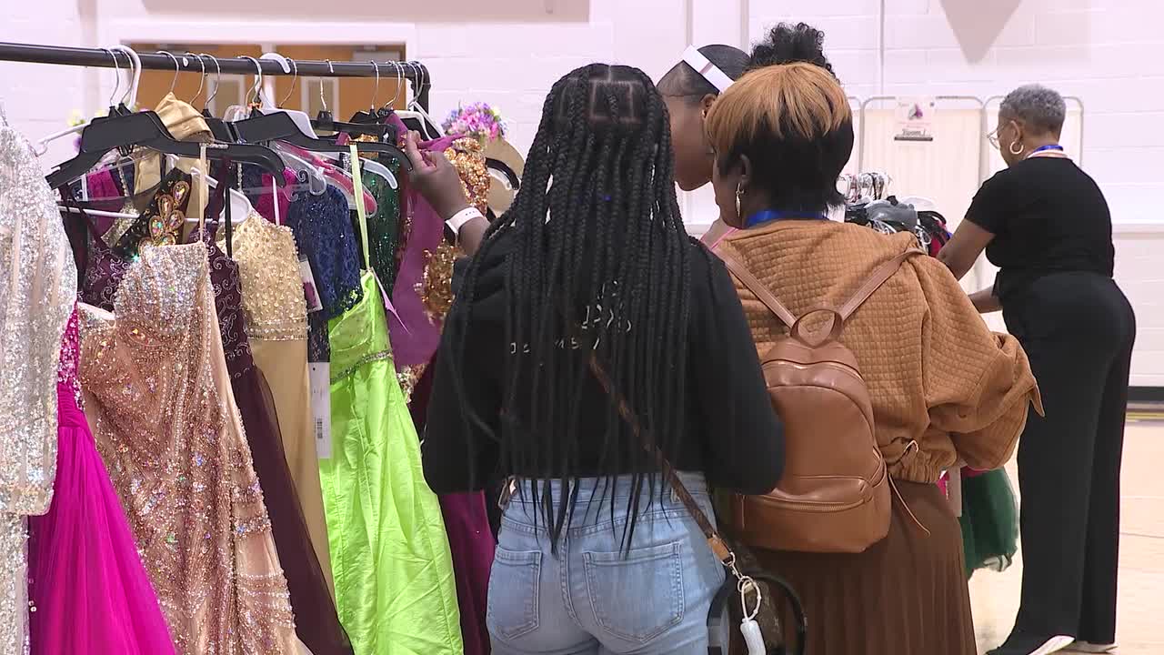 Clayton County nonprofit hosts free prom dress giveaway | FOX 5 Atlanta