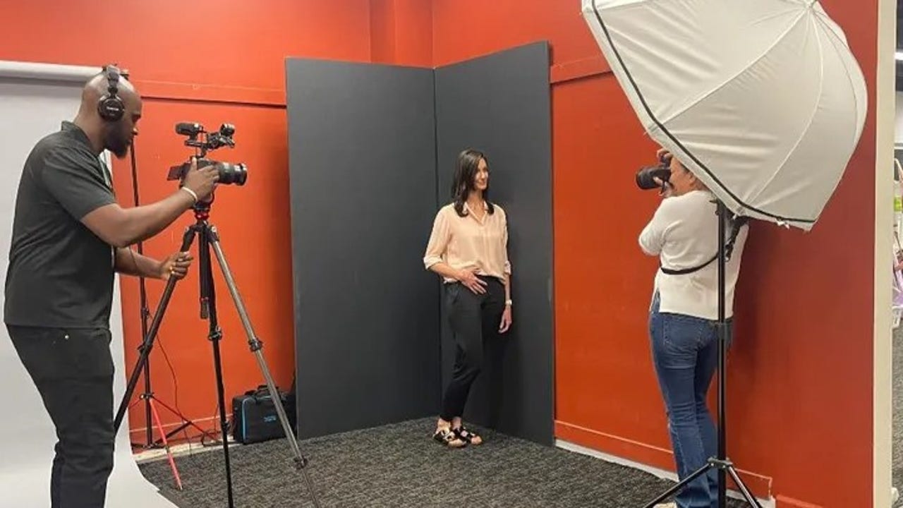 Atlanta photographer offering free headshots for laid-off CDC workers ...