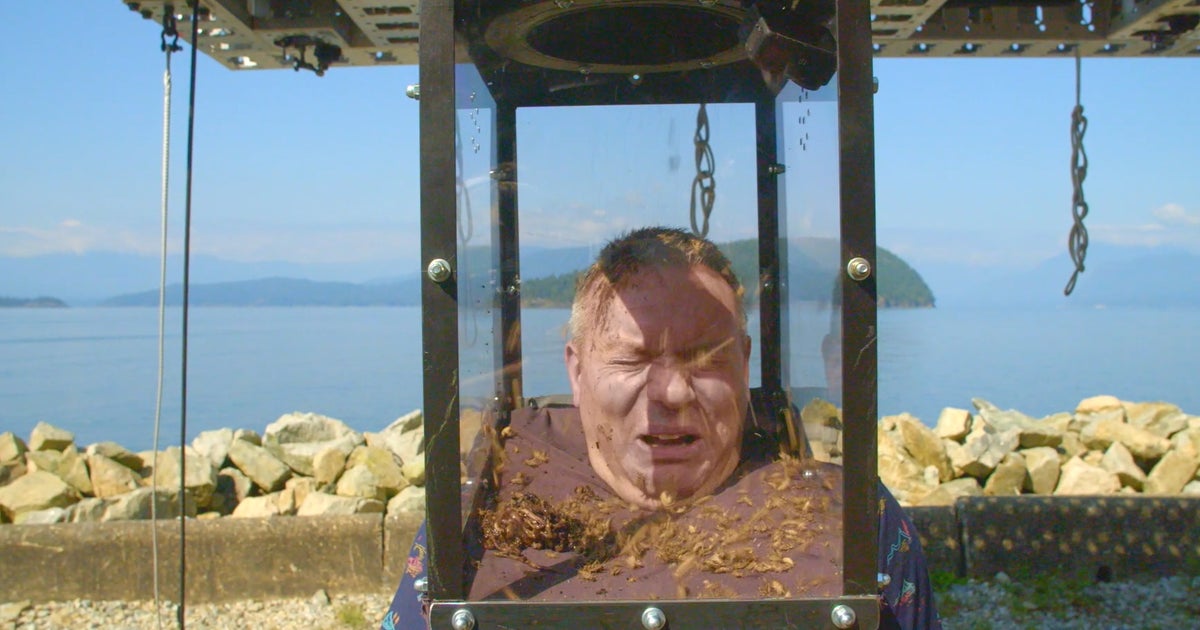 A peek behind-the-scenes of FOX's new 'Fear Factor: House of Fear ...