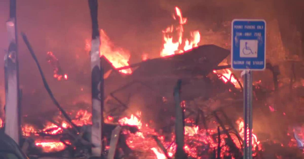 Union City apartment building destroyed in fire | FOX 5 Atlanta