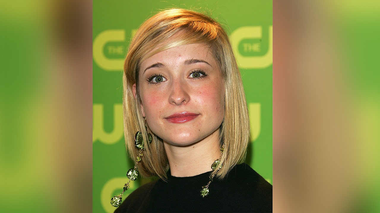 'Smallville' actress Allison Mack arrested for alleged sex cult involvement 'Smallville' actress Allison Mack arrested for alleged sex cult involvement
