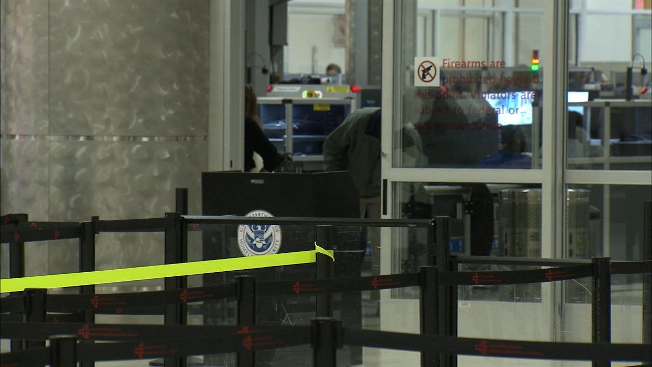 Woman turns in loaded gun after making it through TSA | FOX 5 DC