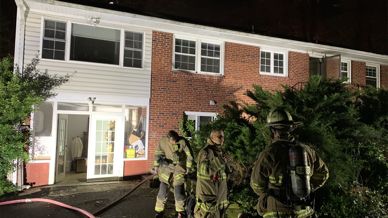 Crews extinguish early morning house fire in Fairfax County | FOX 5 DC Crews extinguish early morning house fire in Fairfax County | FOX 5 DC