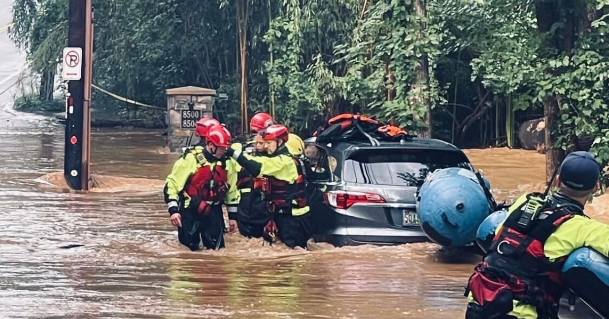 Firefighters rescue 6, including two children, during flash flooding ...