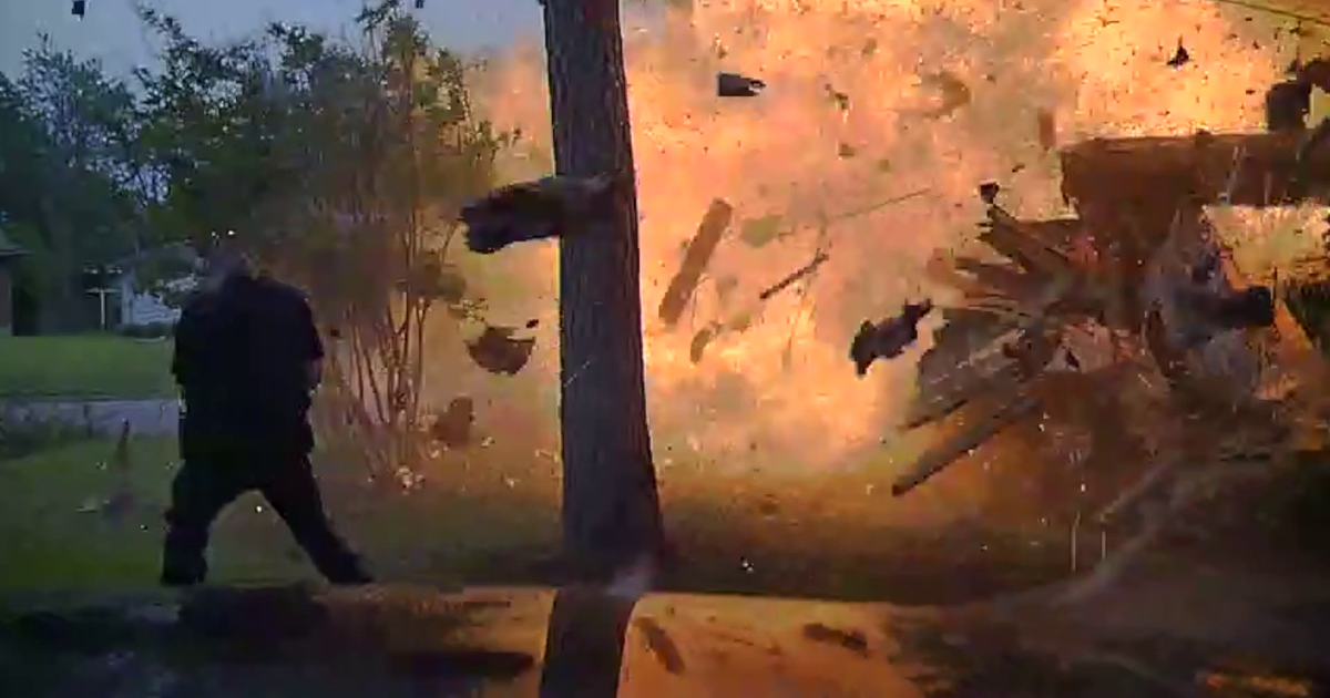 Video shows officers arriving just as Hurst home explodes | FOX 5 New York