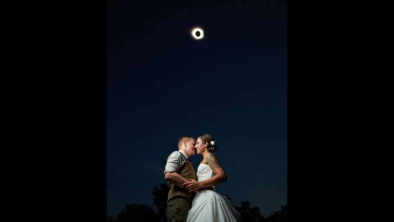 Military couple's wedding under eclipse captured in breathtaking photo ...