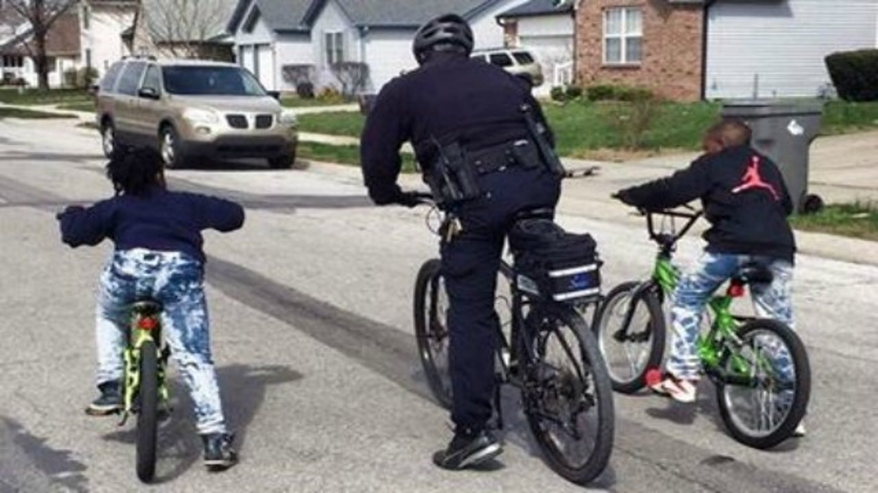 Police officer challenges kids to a bike race Police officer challenges kids to a bike race