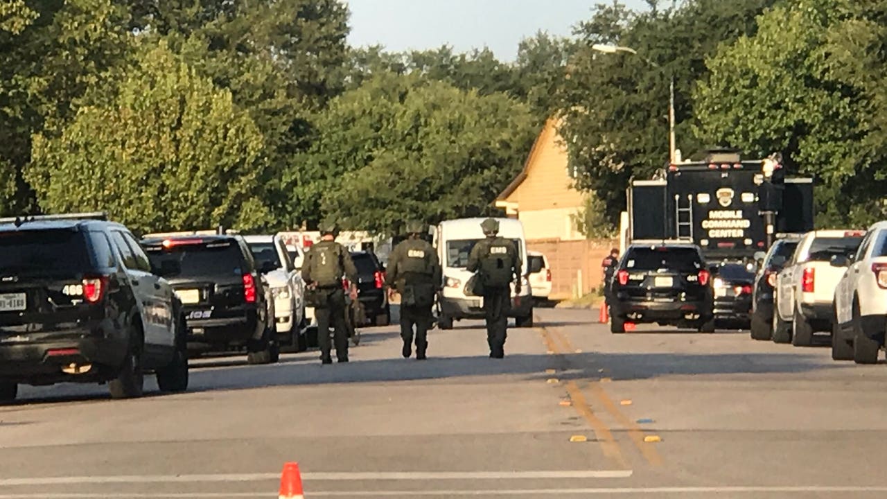 Barricaded suspect who shot 3 Cedar Park police officers surrenders ... Barricaded suspect who shot 3 Cedar Park police officers surrenders ...