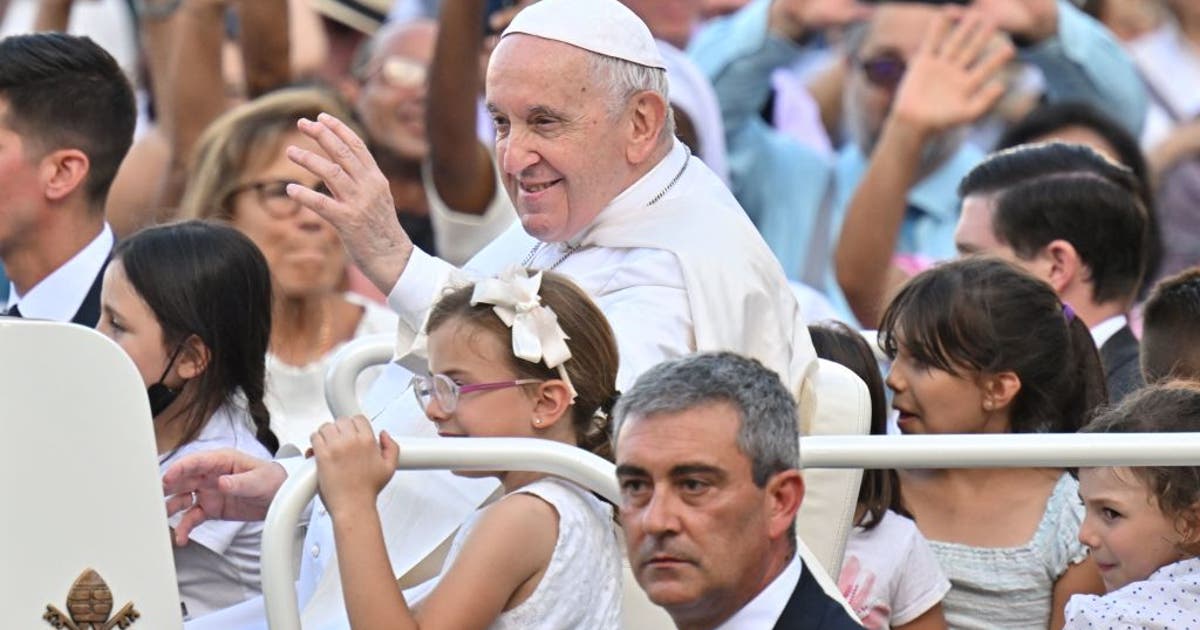 Pope Francis hails families, blasts ‘culture of waste’ after Roe v ...