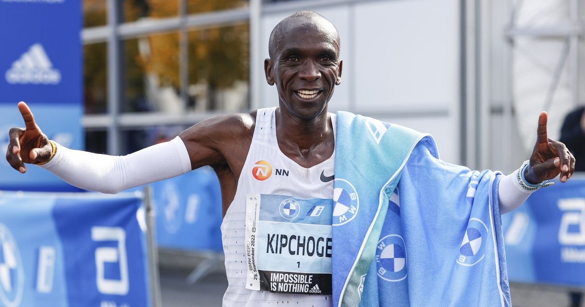 Eliud Kipchoge shatters his own marathon world record in Berlin | FOX 5 ...
