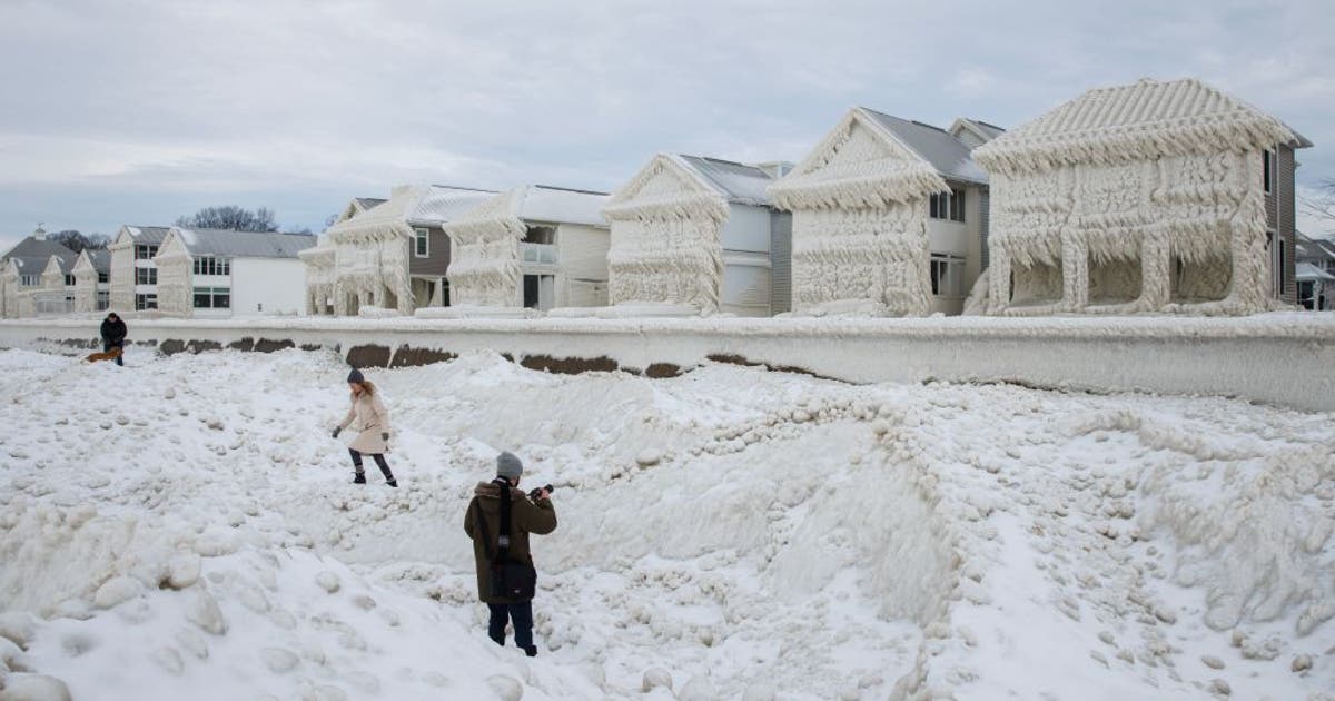 Lakefront neighborhood transforms into surreal frozen wonderland after ...