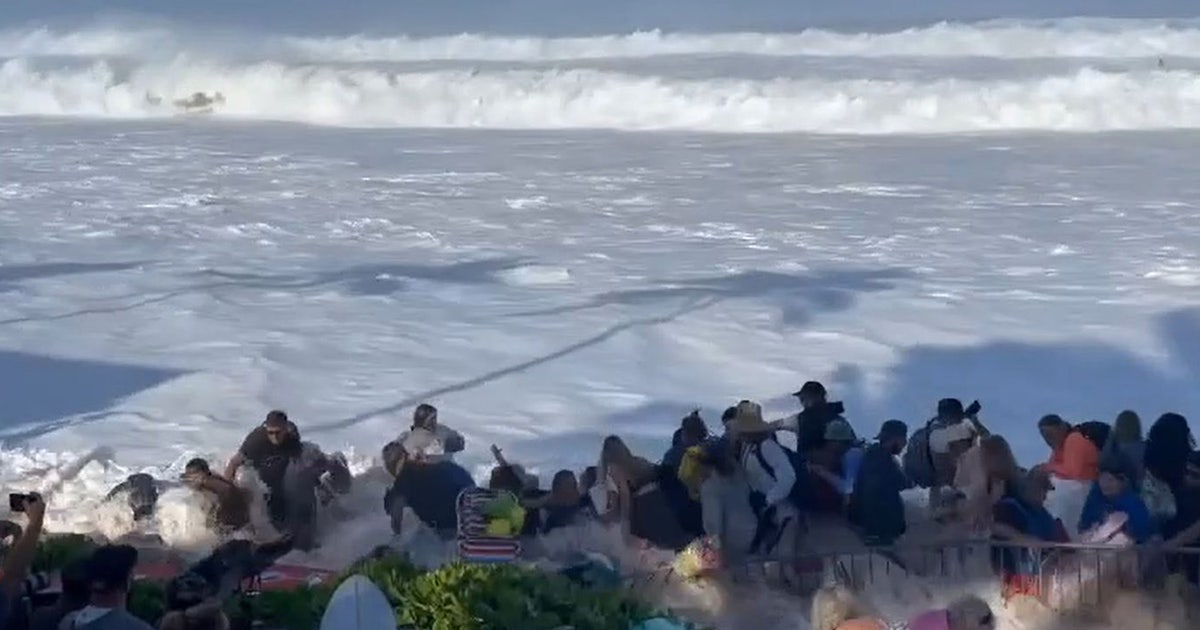 Wipeout: Huge waves crash into crowd at Hawaii surf competition | FOX 5 ...
