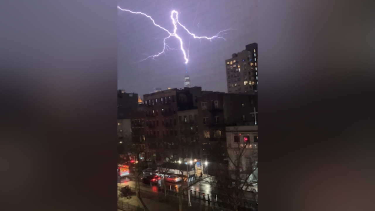 Lightning strikes One World Trade Center spire | FOX 5 New York Lightning strikes One World Trade Center spire | FOX 5 New York