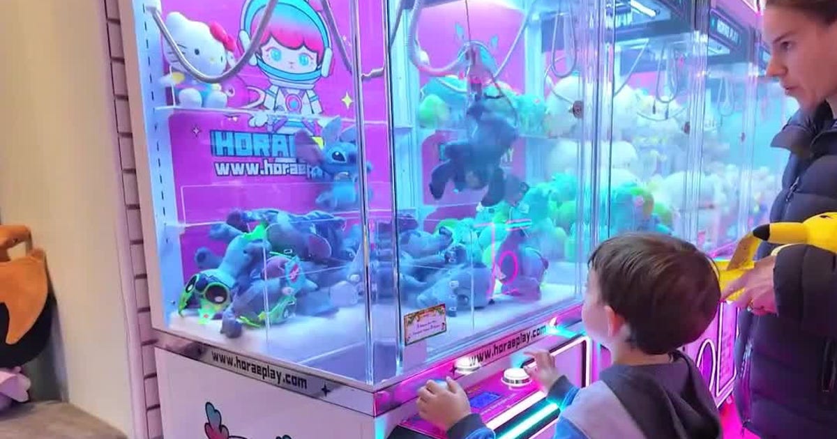 NYC arcade guarantees a prize for every claw machine player | FOX 5 New ...
