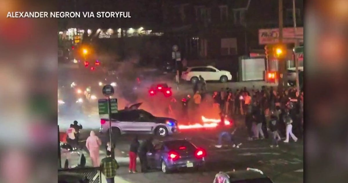 3 people jump on NYPD car, crack windshield during Queens street ...