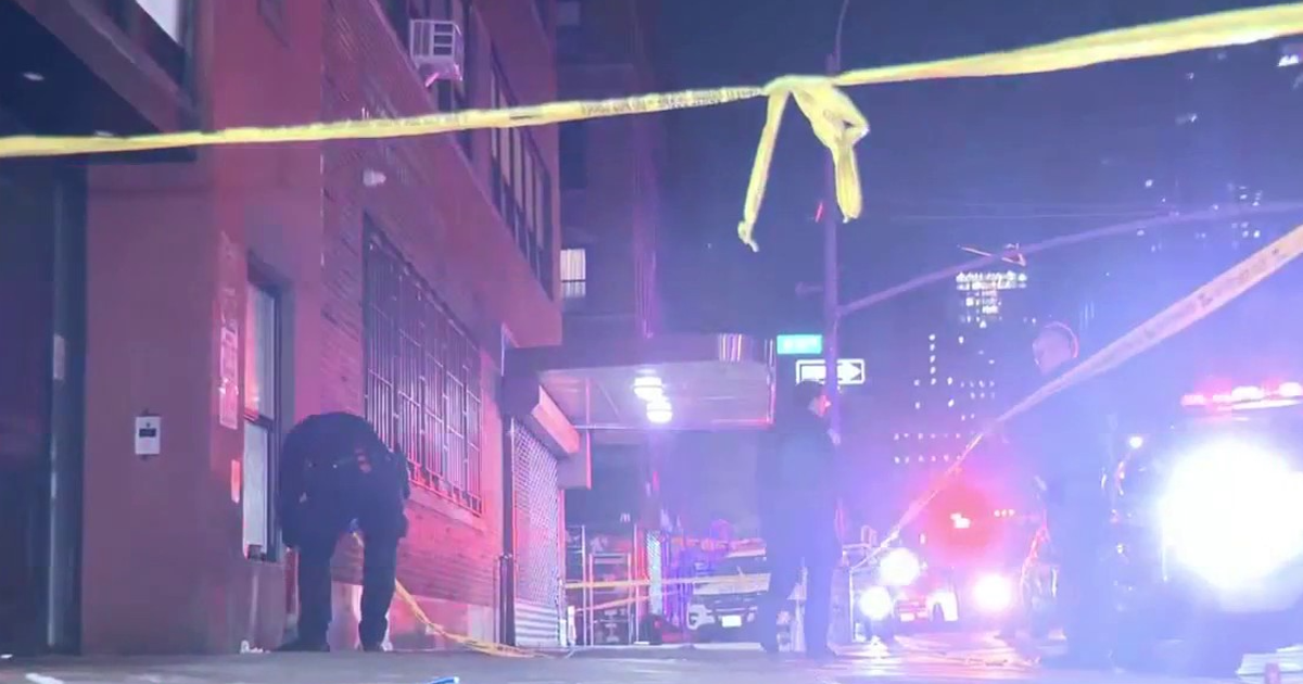 1 dead, 1 injured in Hell’s Kitchen stabbing, suspect rides away on ...