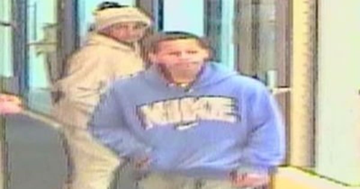 SMASH & GRAB: Hammer-wielding robbers steal watches from jewelry store ...