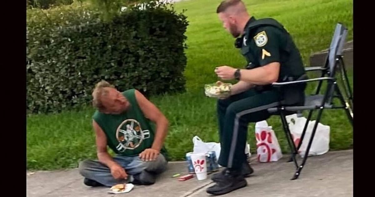 Florida sheriff's deputy shares lunch with homeless man on sidewalk ...