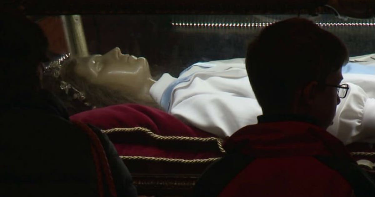 "We couldn't pass it up:" Hundreds line up to get a glimpse of Saint ...