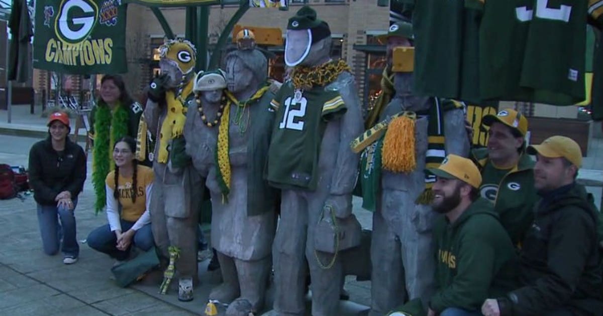 Packers pranksters: Fans makeover one of Seattle's famous statues in ...