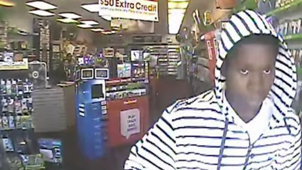 Caught On Camera Milwaukee Police Seek Suspect In Gamestop Robbery