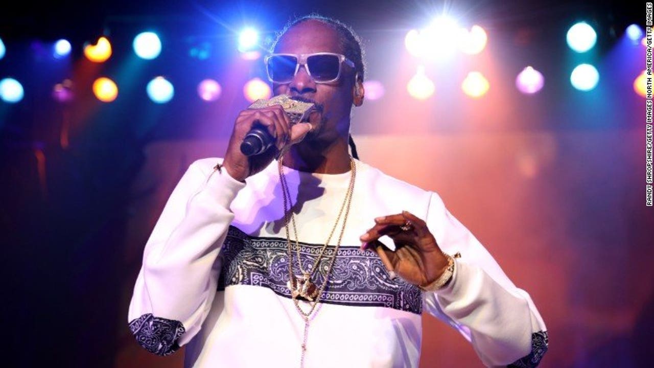 Snoop Dogg aims gun at clown dressed as President Trump in new video Snoop Dogg aims gun at clown dressed as President Trump in new video