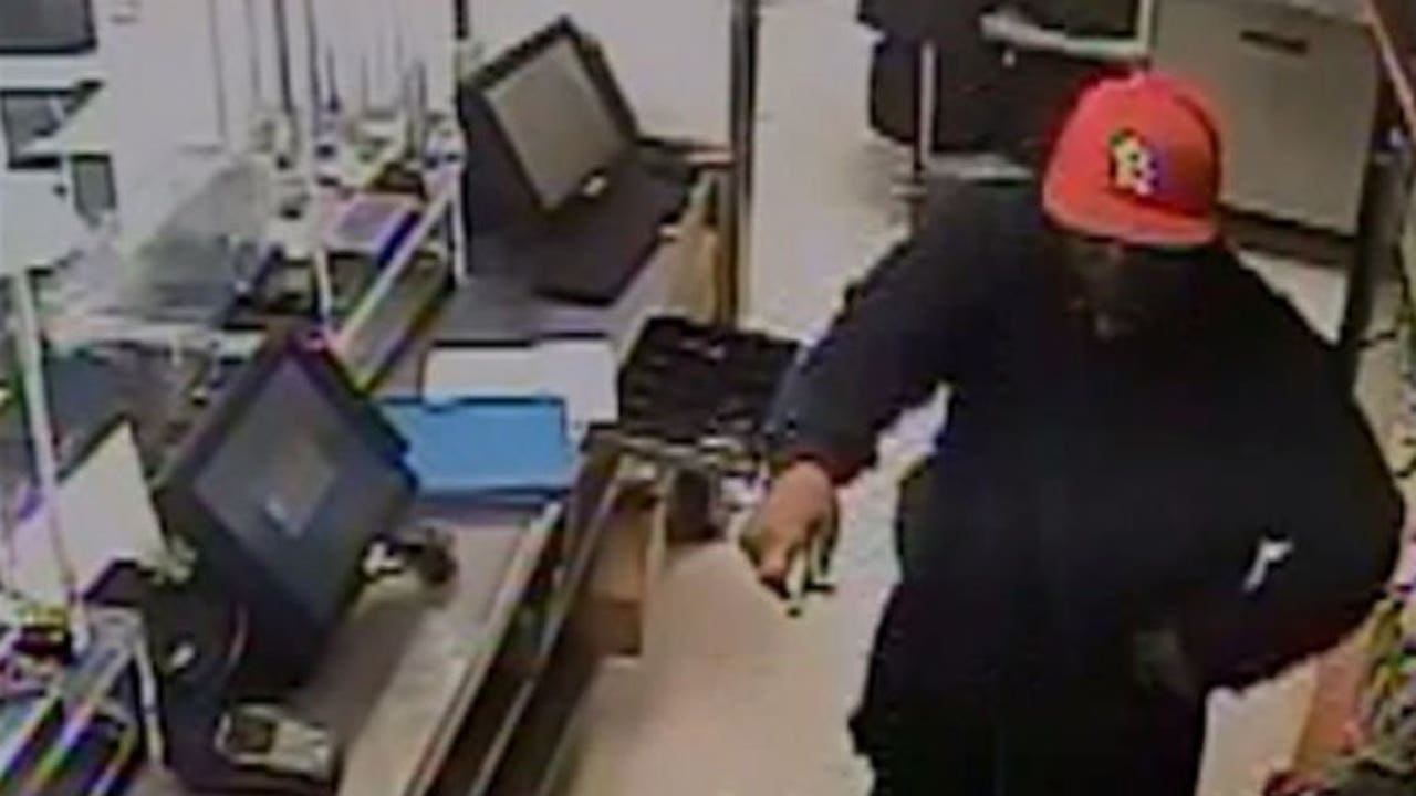 Caught On Camera Can You Help Milwaukee Police Id Armed Robbery Suspect