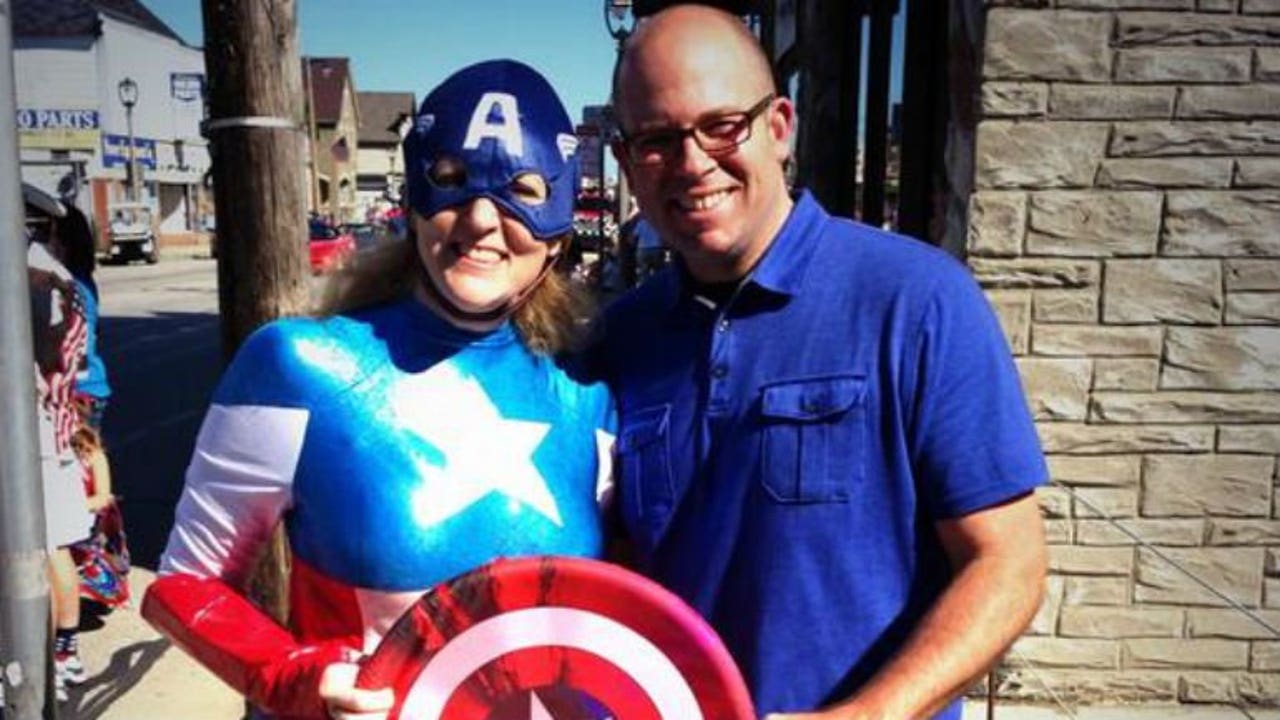 Brian Kramp enjoys the Humboldt Park 4th of July Parade | FOX6 Milwaukee