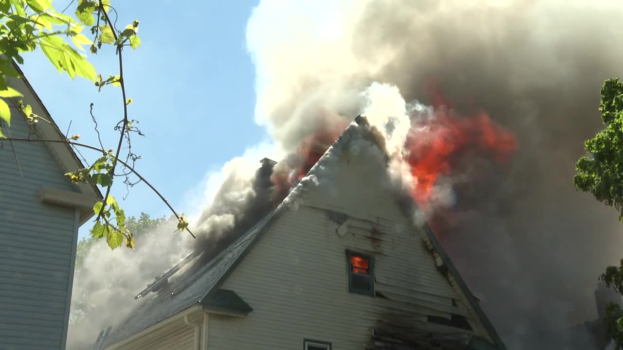 Smoke alarm check: Milwaukee firefighters visit homes after fatal fire ...