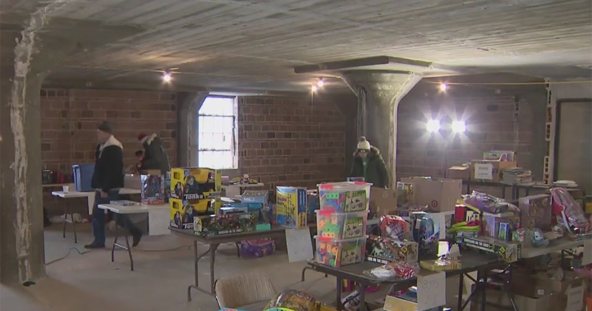 Toy giveaway at Milwaukee homeless shelter | FOX6 Milwaukee
