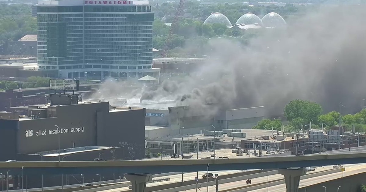 Milwaukee recycling plant fire, smoke billows near I-94 | FOX6 Milwaukee